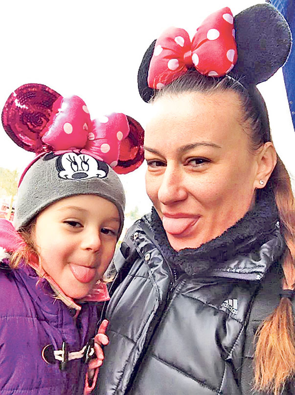 Raluca Sandu şi-a Dus Fetiţa La Disneyland | Libertatea