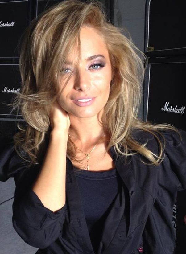 IMAGINEA Cât 1000 De Cuvinte. Uite Cât De Mult SEAMĂNĂ Laura Cosoi Cu ...