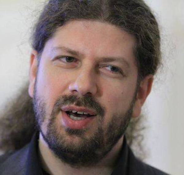 Remus Cernea E SALVAT! Un Designer CELEBRU E Dispus SĂ ÎL ÎMBRACE LA ...