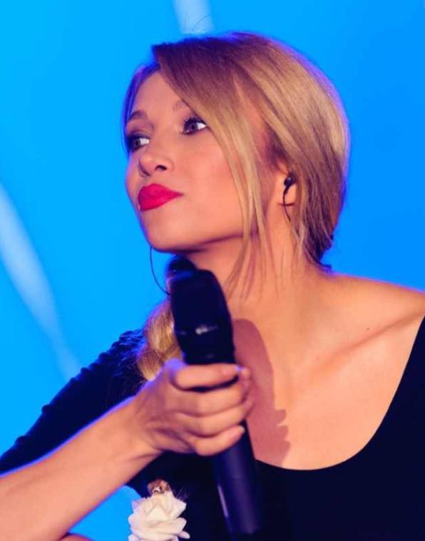 Lora A DEZVĂLUIT: ”Am Avut Un Super-mega Atac De Panică”. Ce A Pățit ...