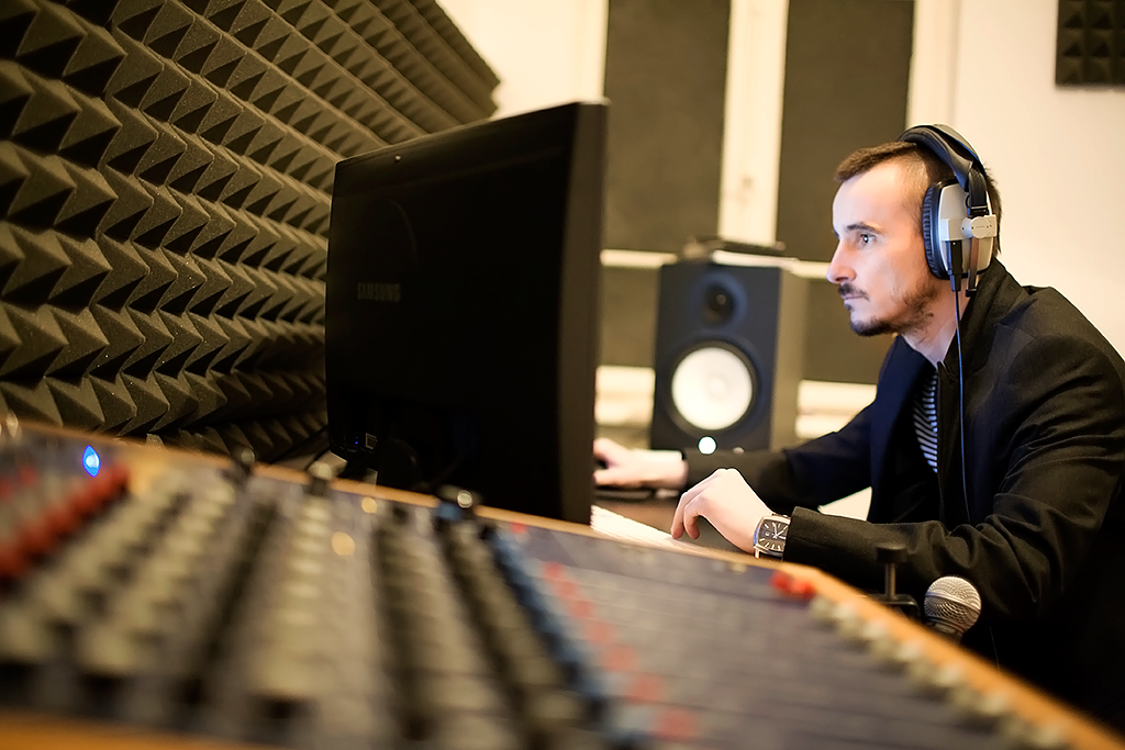 Compozitorul Pieselor Zurli, Cornel Sorian Este în Top 5 Pe Amazon ...