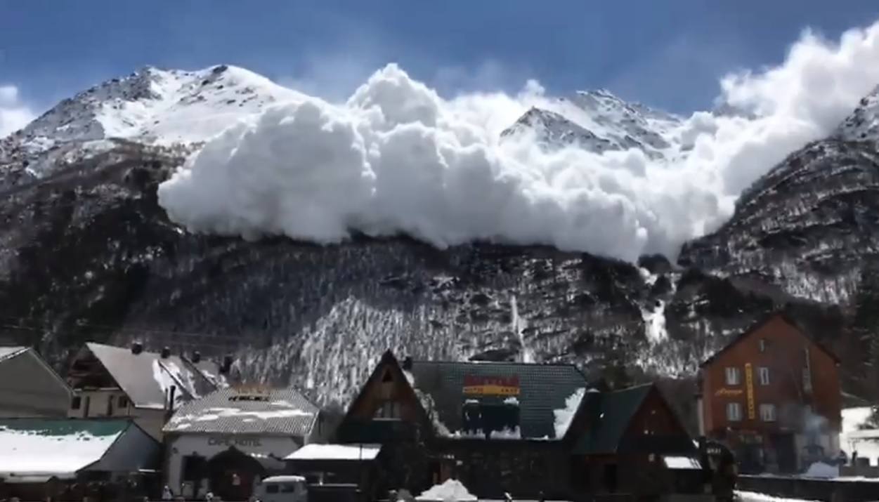 Avalanșă în Munții Parâng. O Persoană A Fost Acoperită De Zăpadă ...