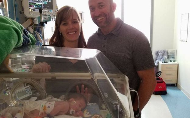 Polițiștii Dintr-un Oraș Au îngrijit Patru Luni Un Copil Născut ...