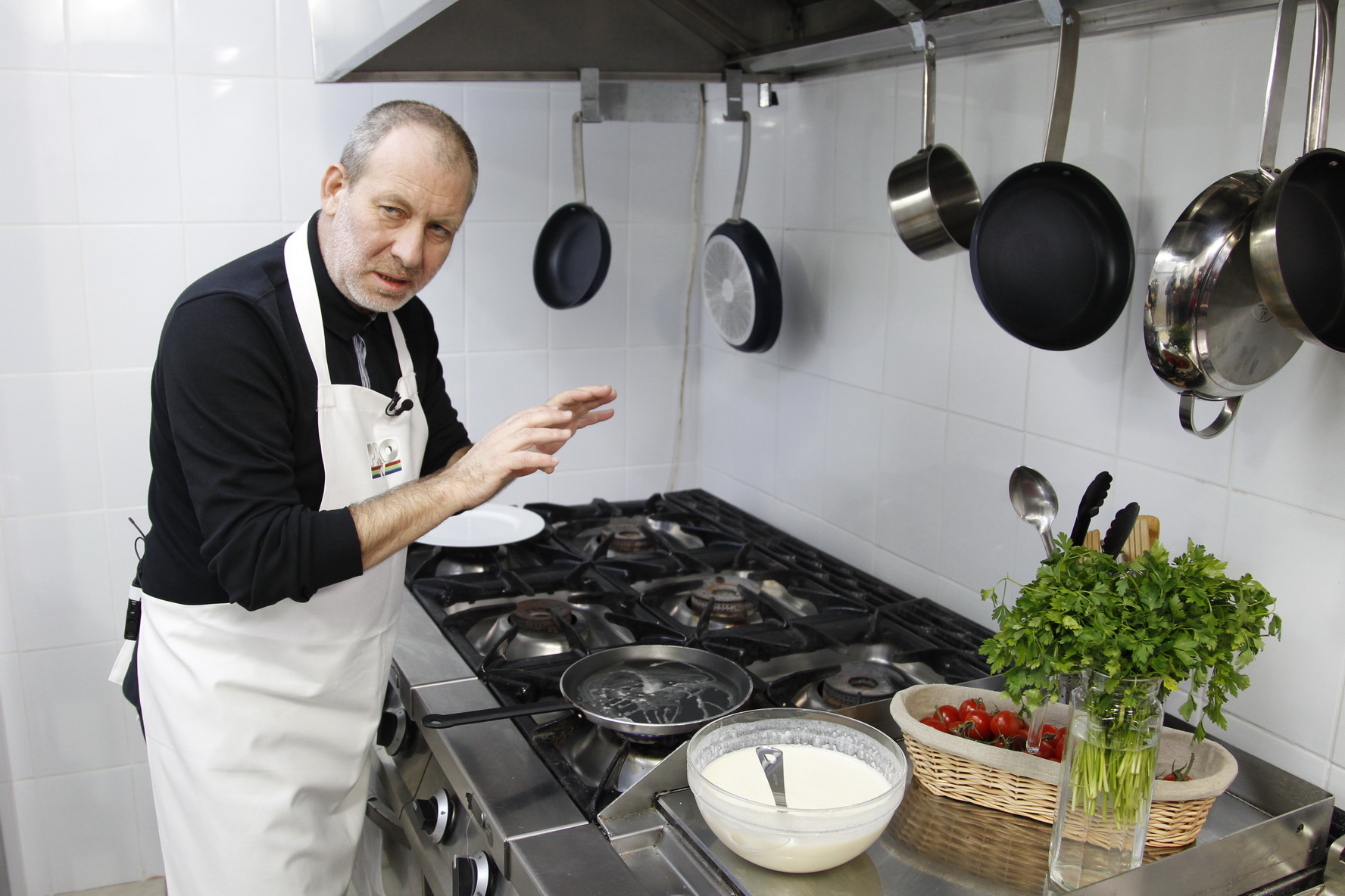 Florin Busuioc Vrea O Emisiune Culinară. Trece De La Harta Meteo în ...