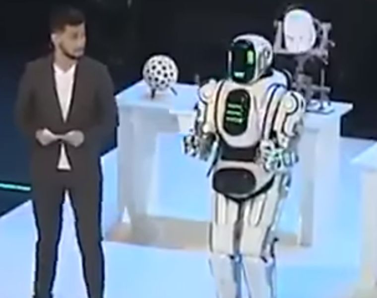 Un Robot Lăudat De Presa Din Rusia S-a Dovedit A Fi Un Om Costumat ...