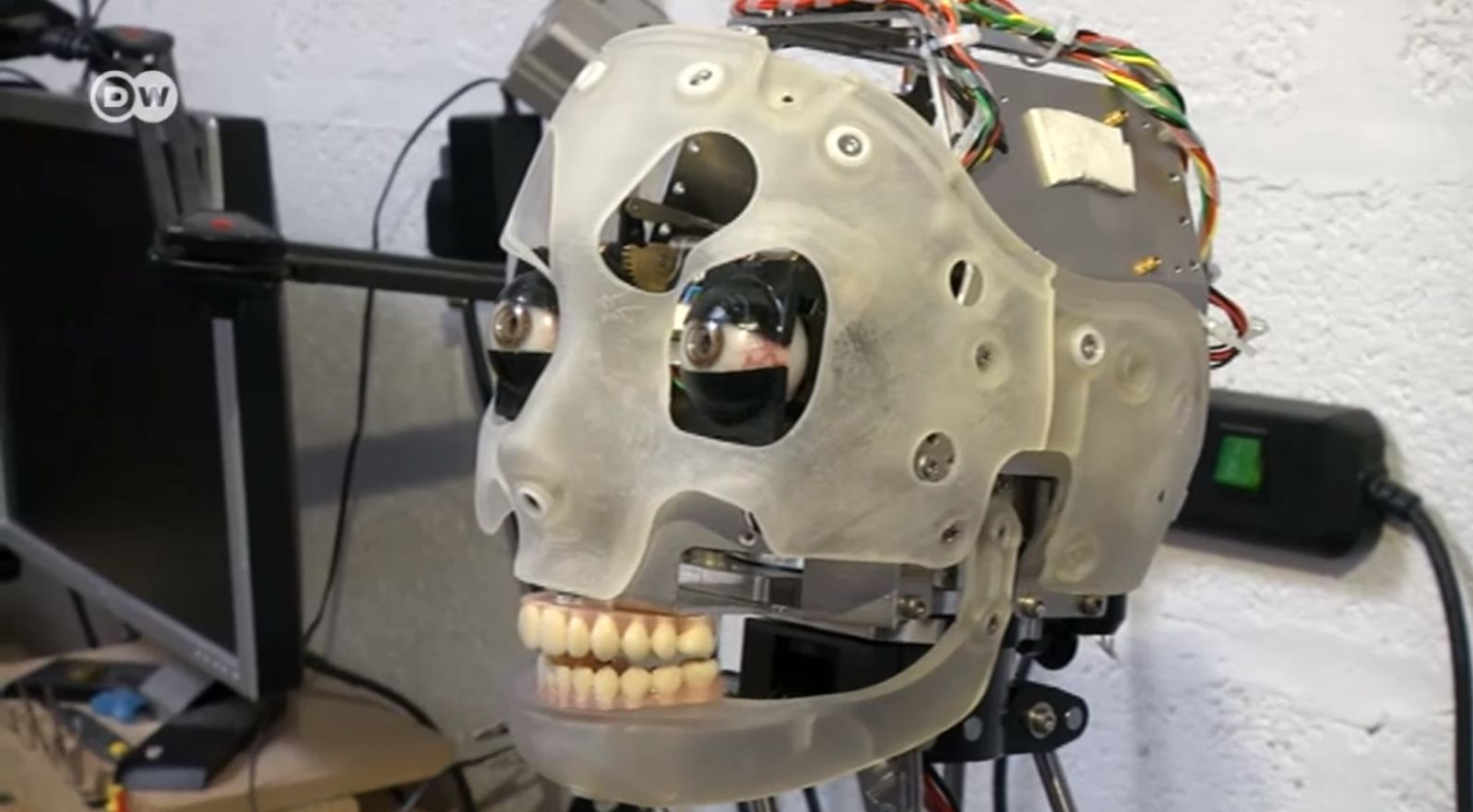 Ai-Da, Primul Robot Din Lume Care Pictează | Libertatea