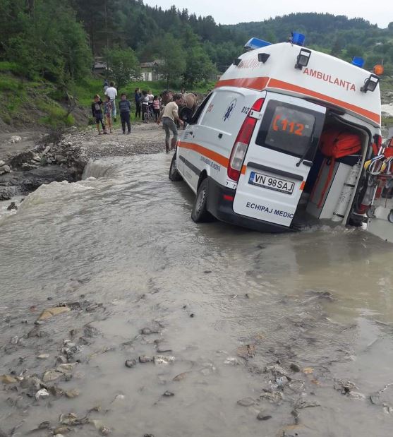 Ambulanță împotmolită în Nămol, La Traversarea Râului în Jitia, Vrancea ...