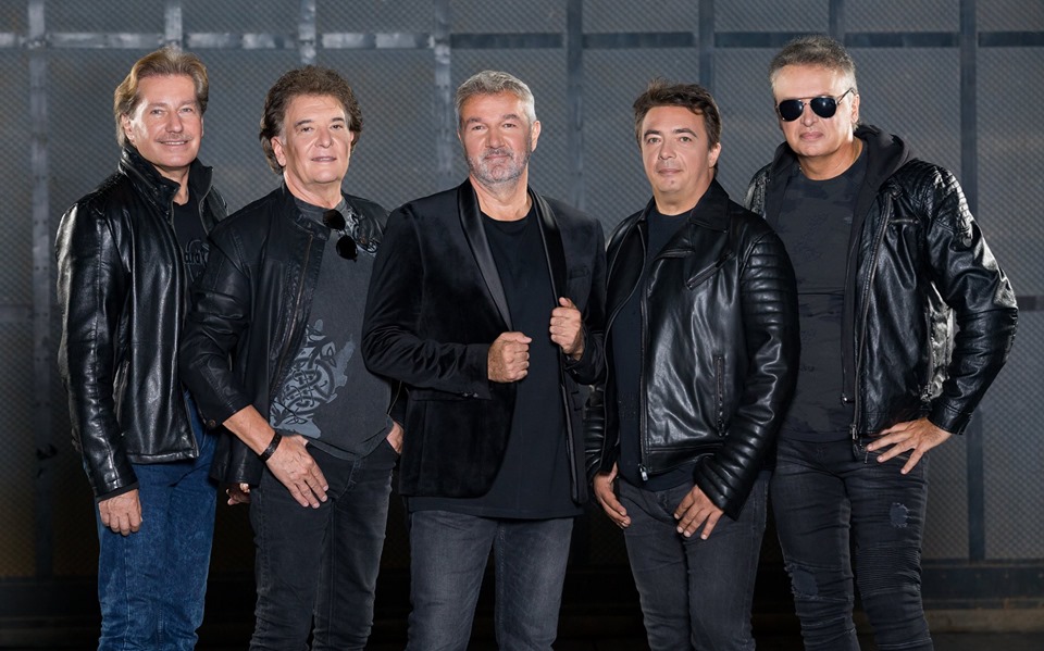 Mugurel Vrabete Cântă Cu Holograf în Weekenduri și Singur în Timpul ...