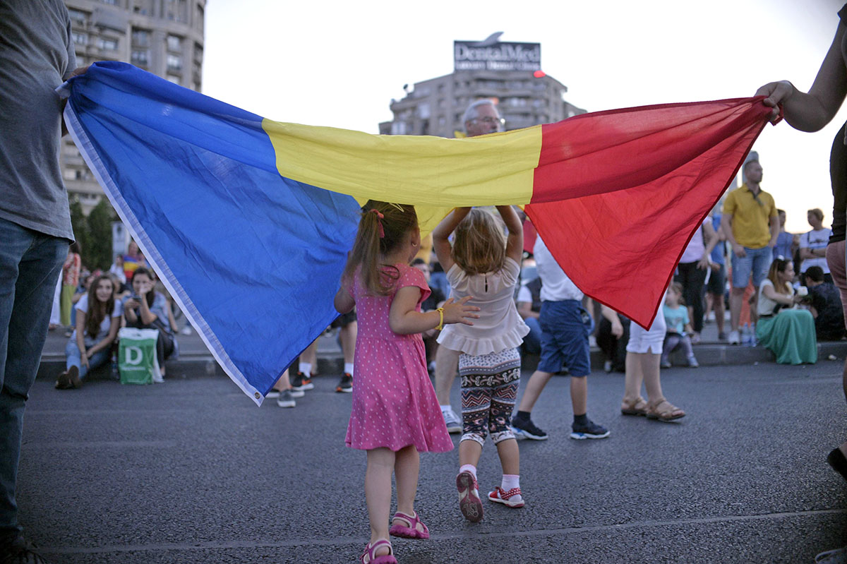 Aproape O Jumătate De Milion De Copii Români Sub 14 Ani Cresc în ...