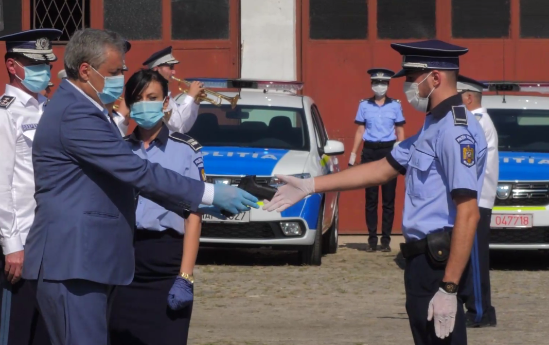 Poliţia Română, Dotată Cu Pistoale Beretta De Ultimă Generaţie. Armele ...