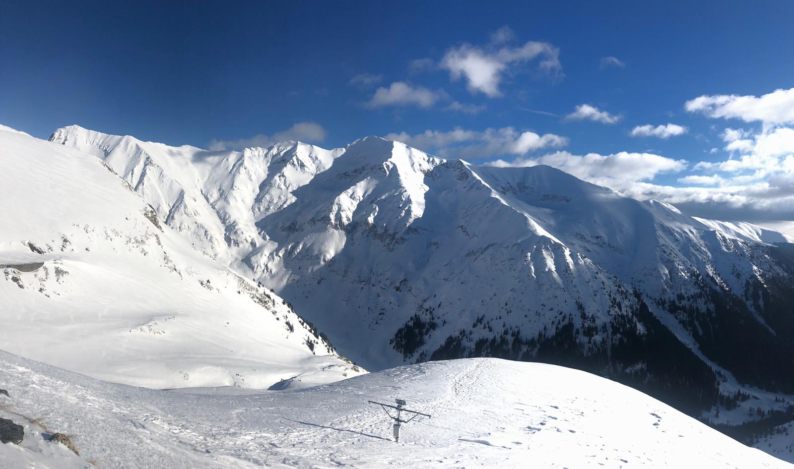 Risc De Avalanșă în Munții Făgăraș. Strat De Zăpadă De Aproape 140 De ...