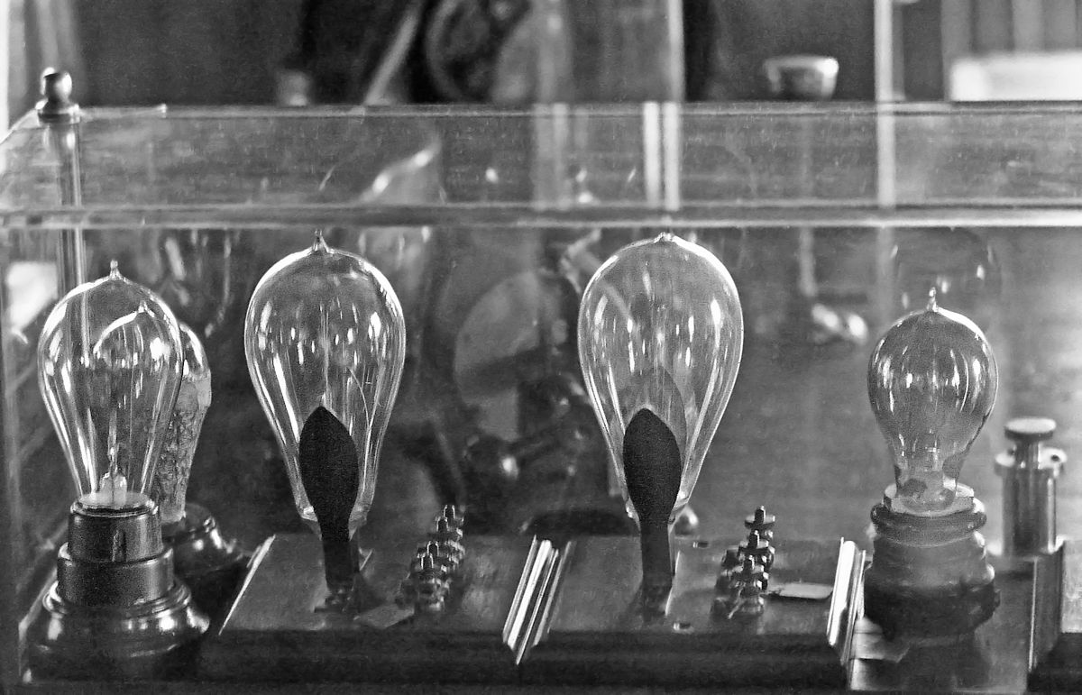 Cine A Inventat Becul? Detalii Inedite Despre Istoria Becului Electric ...