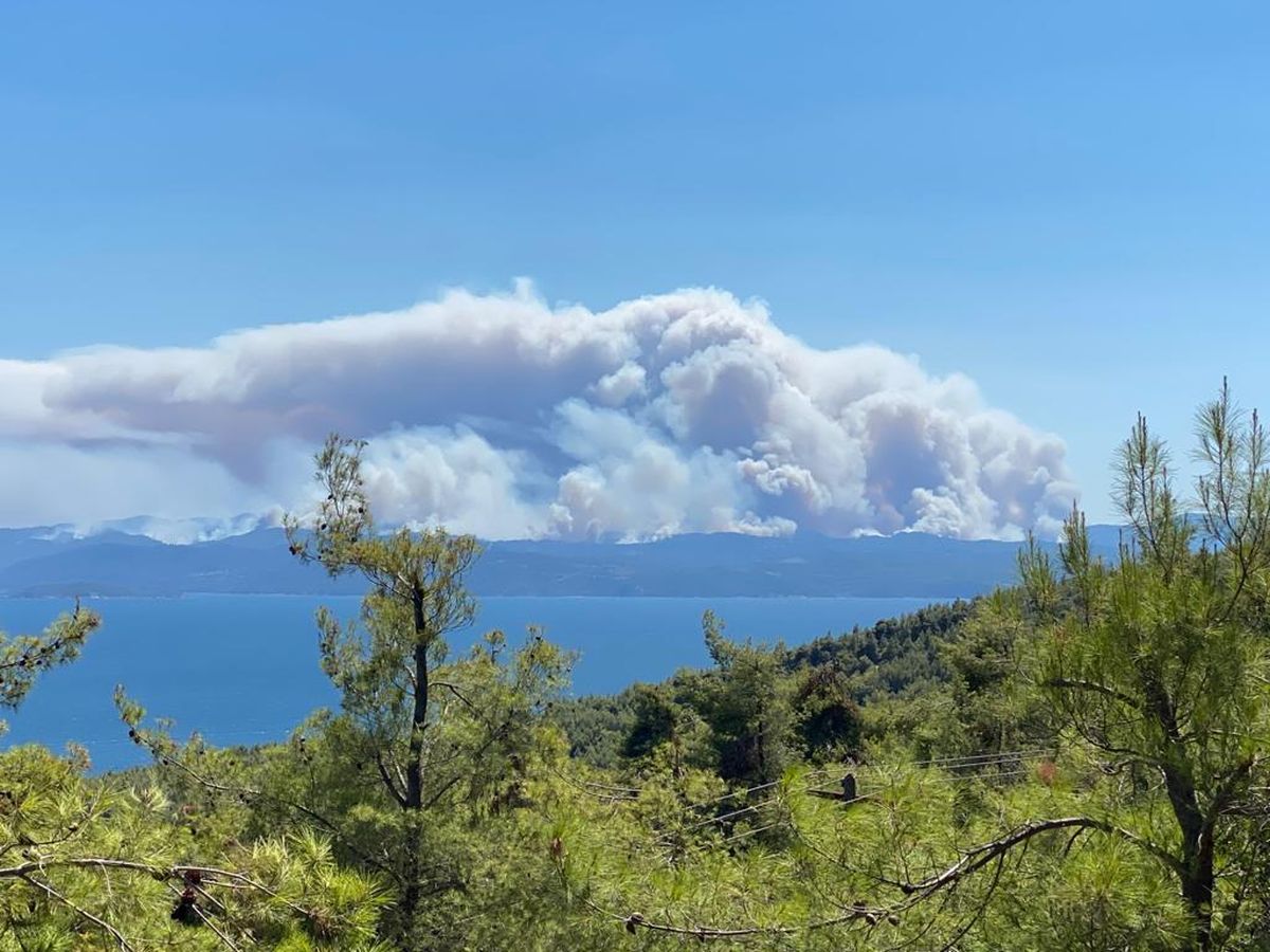 Imagini Cu Insula Evia Ca Un Vulcan Sub Fum, Surprinse De Un Turist ...