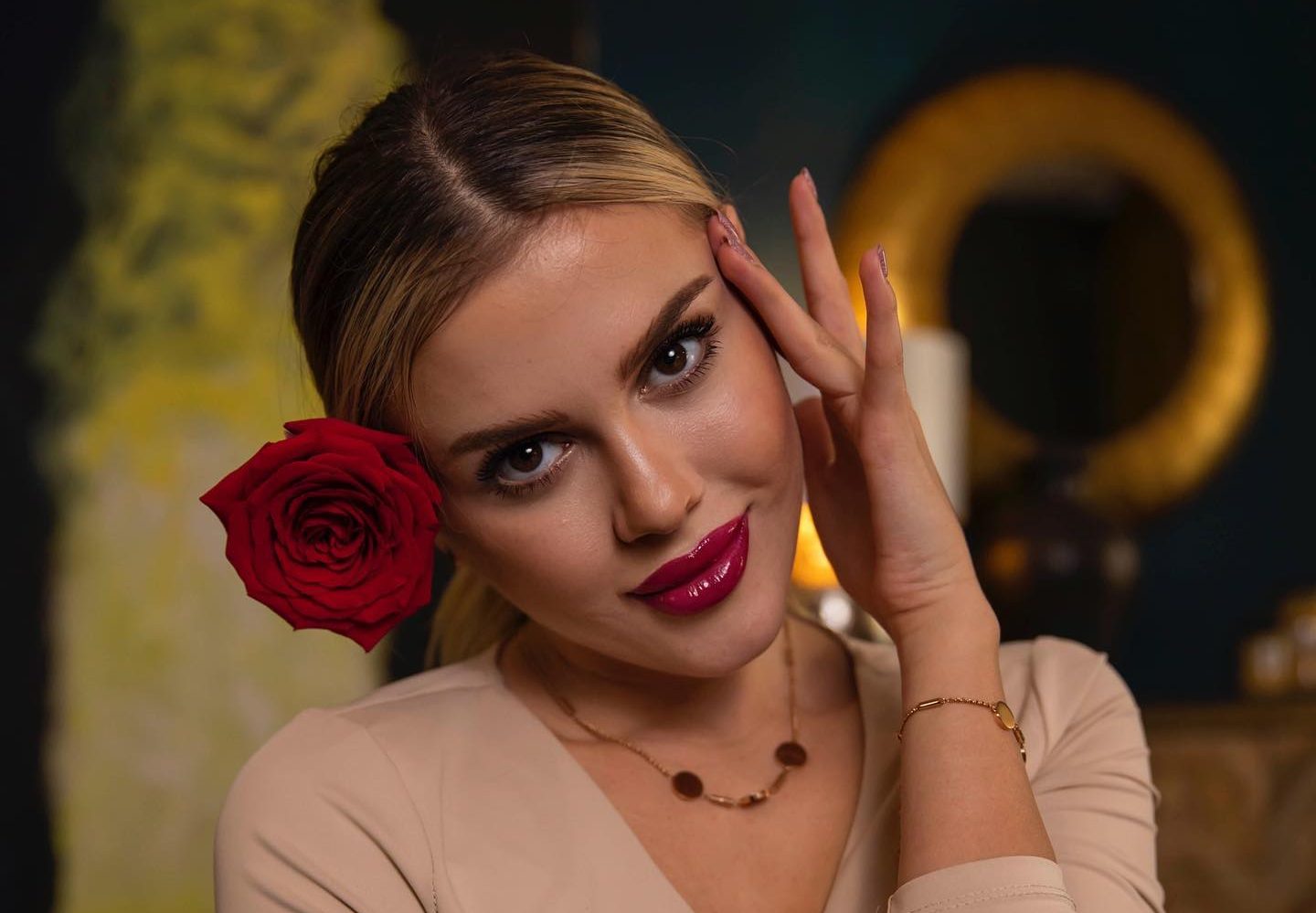 Cine Este Emily Burghelea, Noua Prezentatoare De La „Vorbește Lumea ...