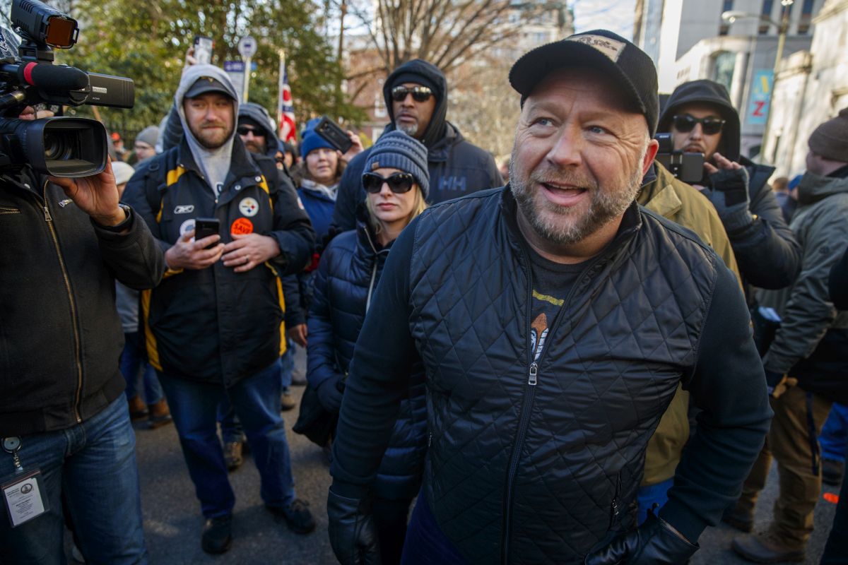 Alex Jones, Promotor Al Teoriei Conspirației, Obligat Să Plătească Un ...