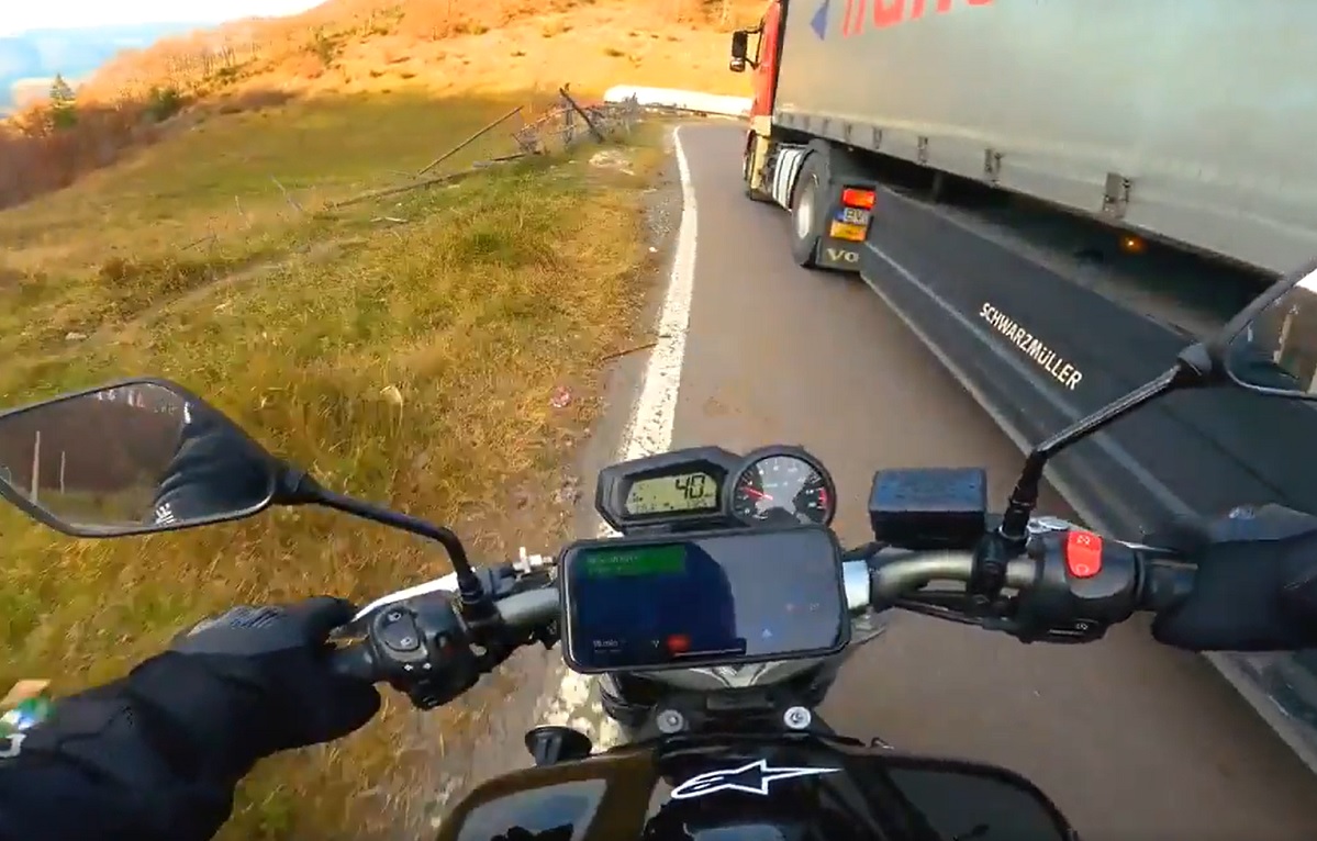 Motociclist Aruncat Pe Câmp De Un Camionagiu, Pe O șosea Din România ...