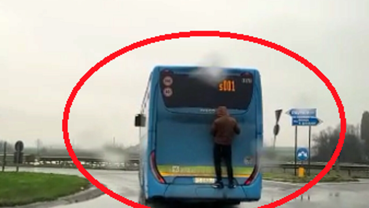 Clip Nebunesc Cu Un Tânăr Care Merge Lipit De Partea Din Spate A Unui ...