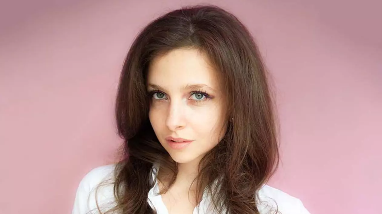 Jurnalista Care și-a Tatuat Pe Un Braț Mesajul „Mai Puternic Decât Războiul", Amendată Pentru ...