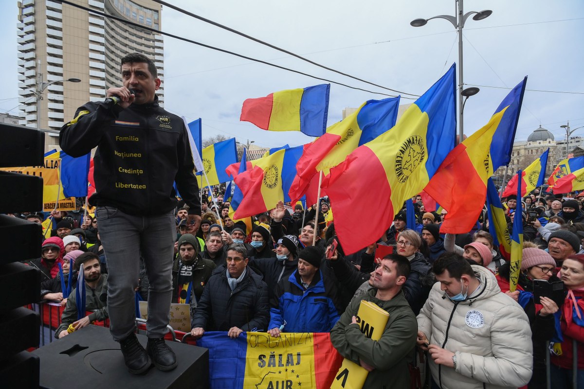 Poliția A Identificat Bărbatul Care A Agresat Echipa AUR în Fața ...