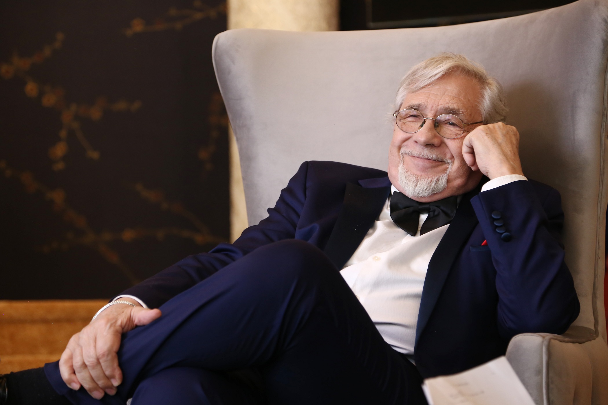 Sergiu Cioiu, Actor, Cântăreț și Compozitor, Joacă în „Lasă-mă, îmi ...