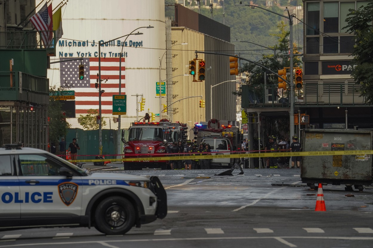 Momentul în Care O Macara Se Prăbușește De La Mare înălțime Pe Stradă ...