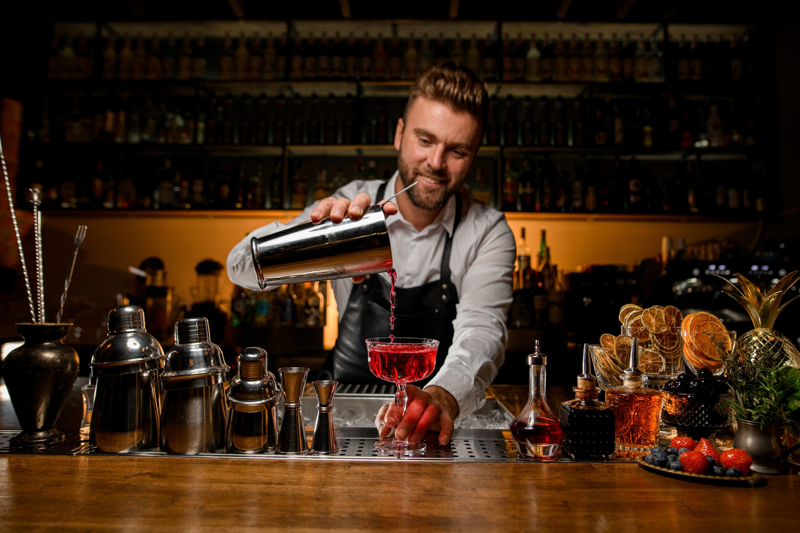 Joburi în Domeniul Băuturilor. Cât Câștigi Ca Barman Sau Somelier | Libertatea