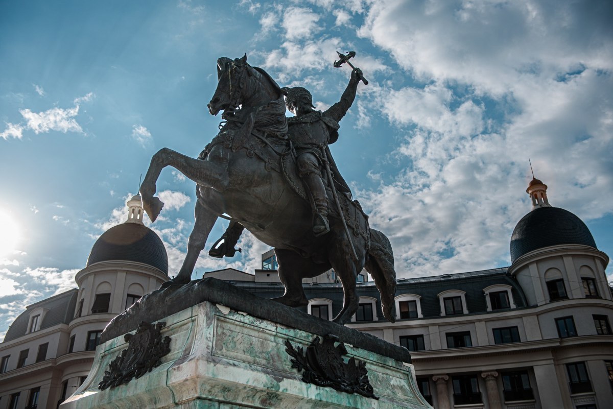 Statuile Din Piața Universității Din București Au Fost Curățate De ...