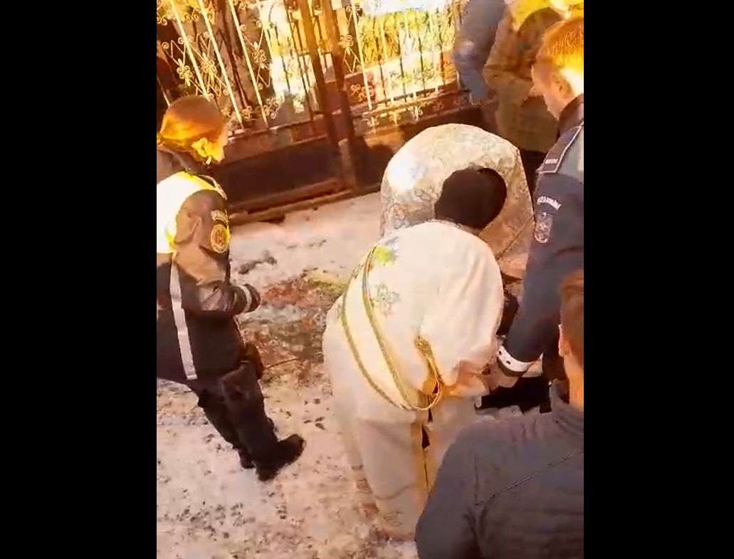Un Preot Ortodox S-a întins Pe Jos și A Blocat Intrarea în Cimitir ... Un Preot Ortodox S-a întins Pe Jos și A Blocat Intrarea în Cimitir ...