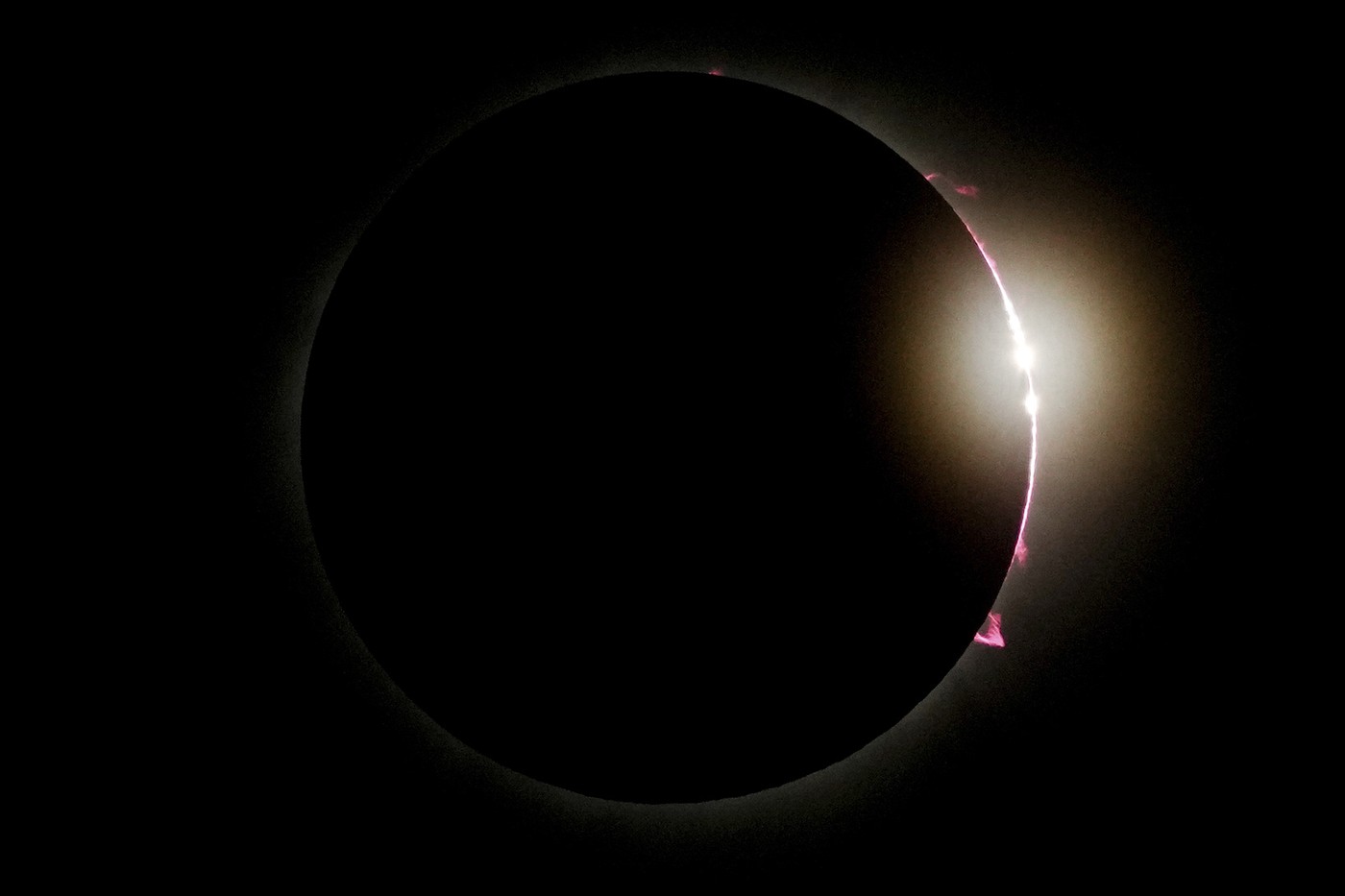 VIDEO | Eclipsa Totală De Soare, Urmărită De Milioane De Oameni ...