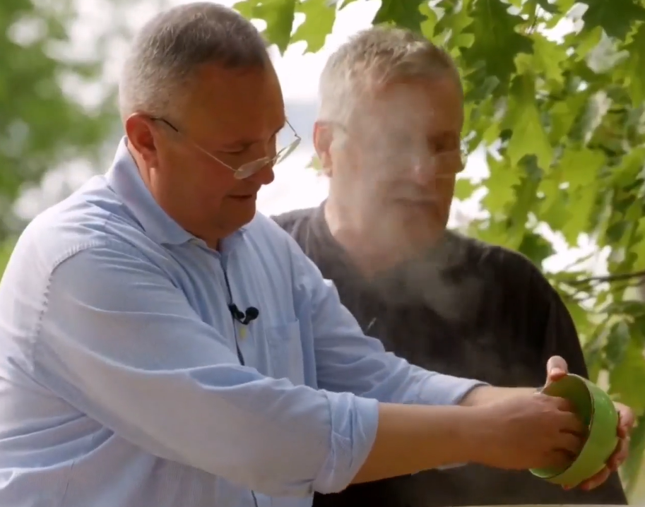 Nicolae Ciucă şi-a Prezentat Cartea în Emisiunea Culinară A Lui Mircea ...