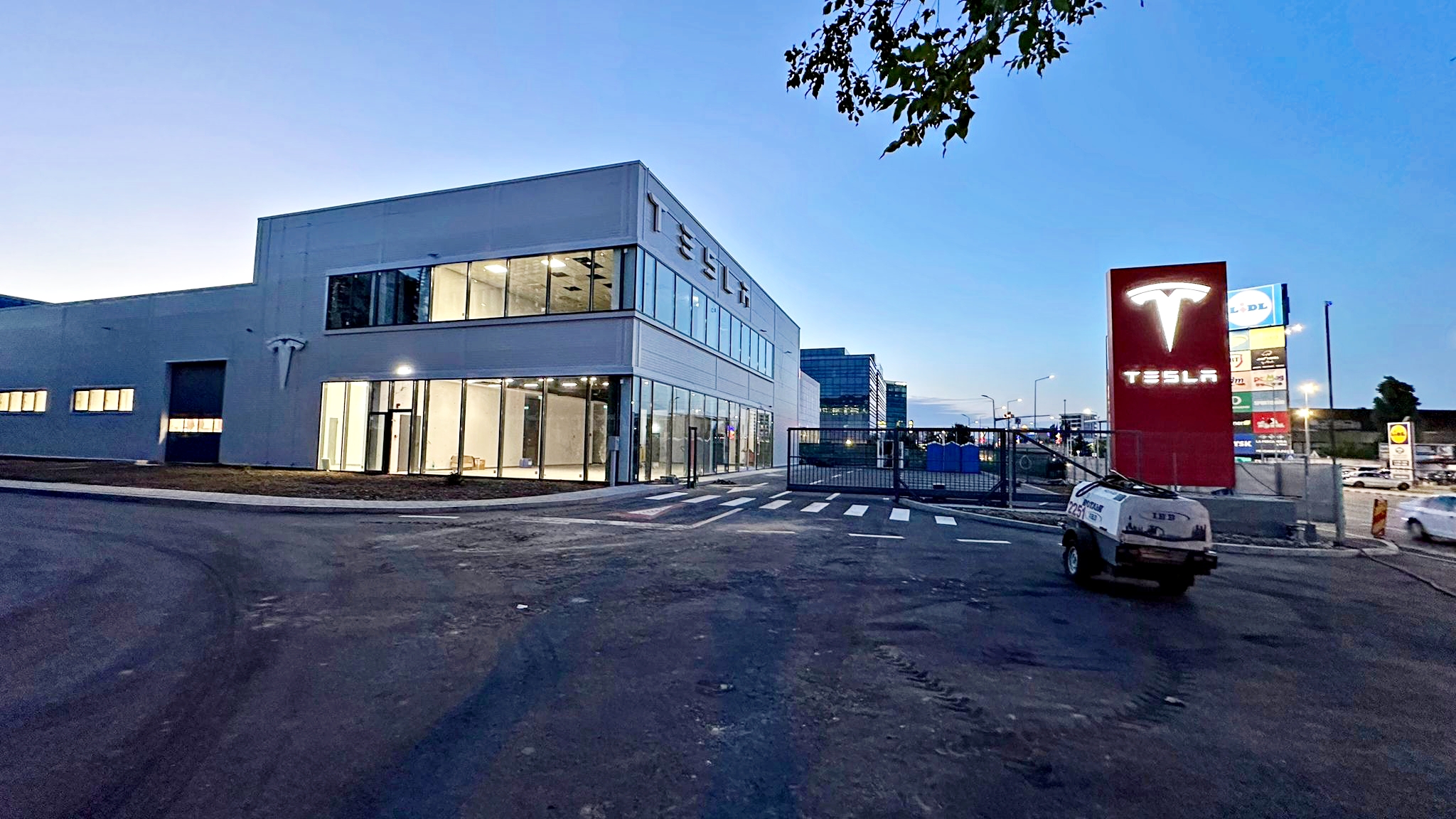 Cel Mai Mare Showroom Tesla Din Europa De Est Se Va Deschide La ...