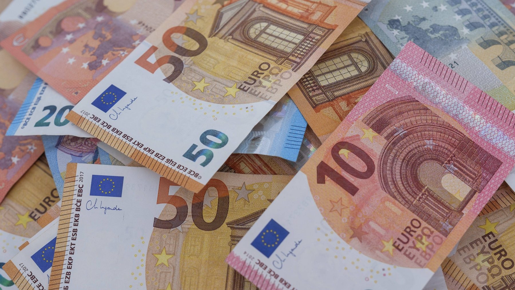 Român Găsit De Poliție Cu 16.000 De Euro în Geantă, într-o Parcare Din ...