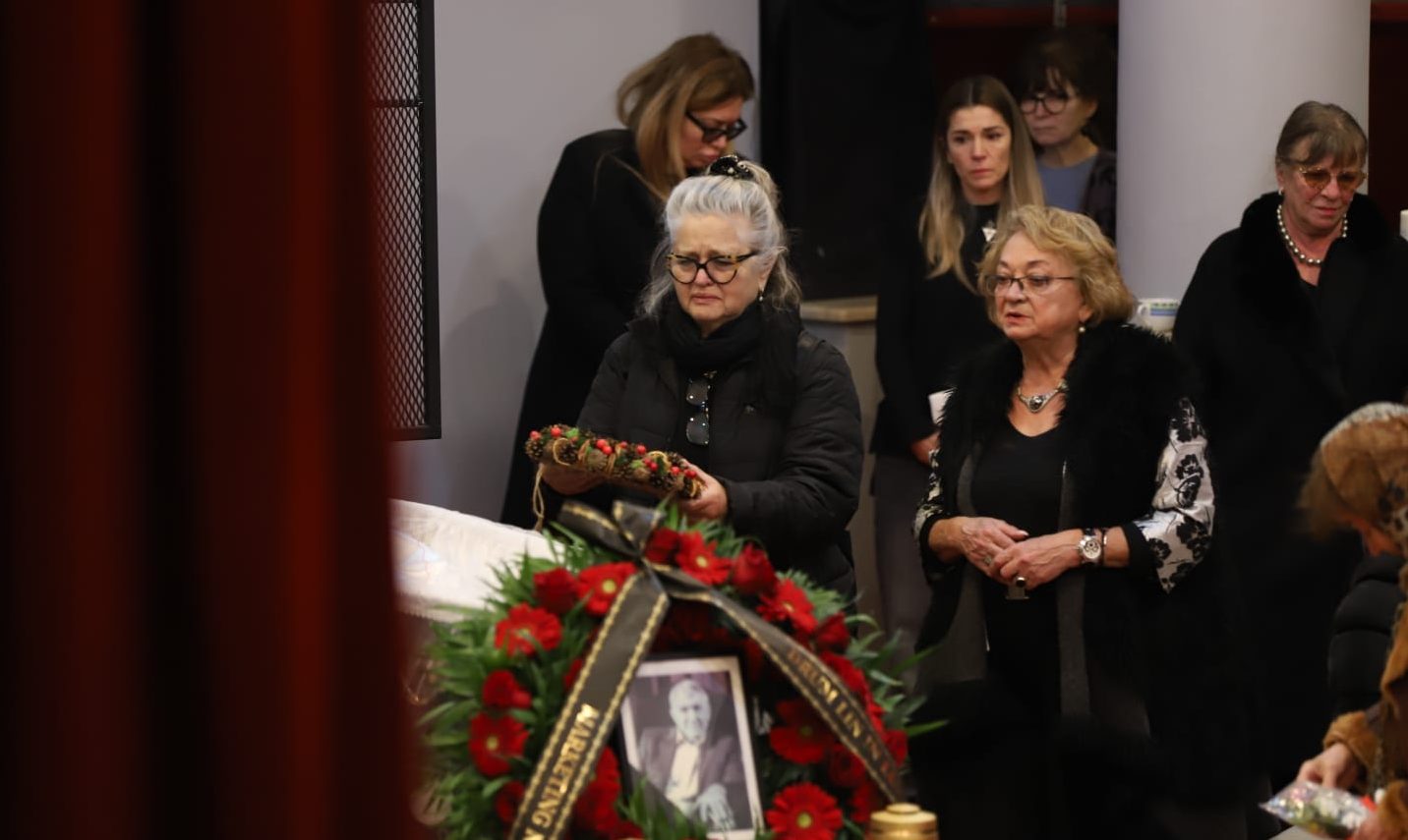 Imagini De La Priveghiul Lui Mircea Diaconu. Soția și Fiica Plâng Lângă ...