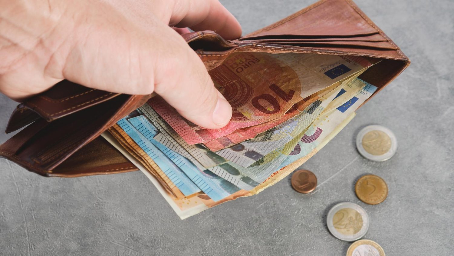 Plățile Cash Domină în România, în Ciuda Alternativelor Moderne ...