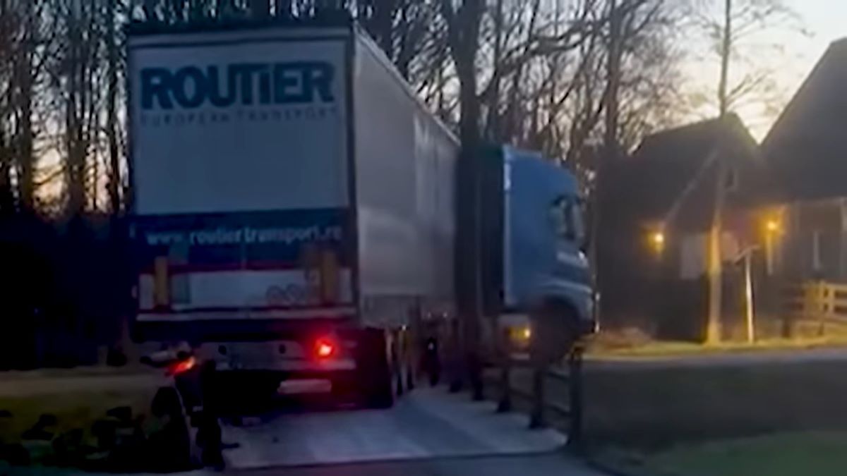 Șofer Român Filmat Când Trece Cu TIR-ul Pe Un Pod îngust Pentru ...