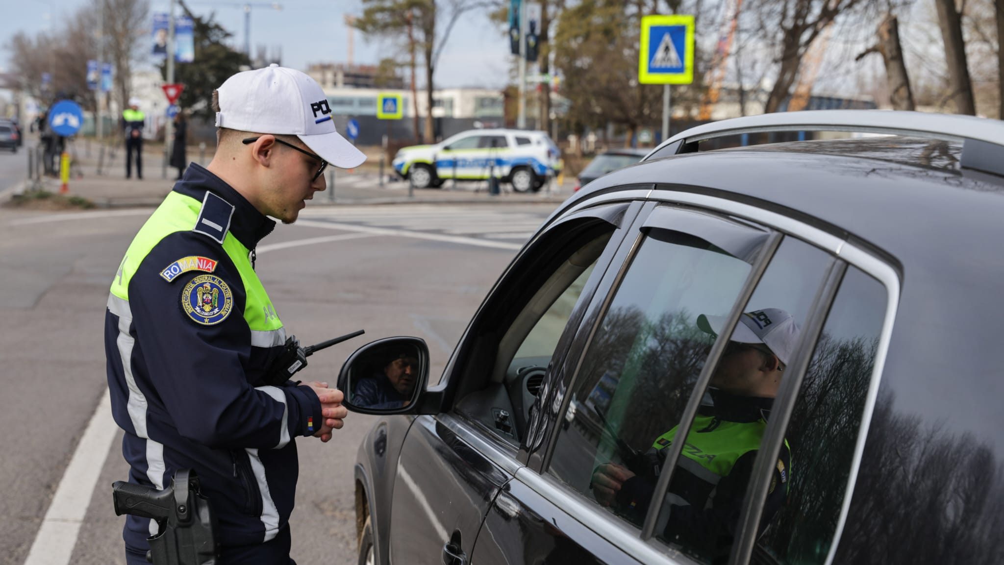 Doi Tineri Din Brașov Au Oferit Mii De Euro Mită Polițistului Care îi ...