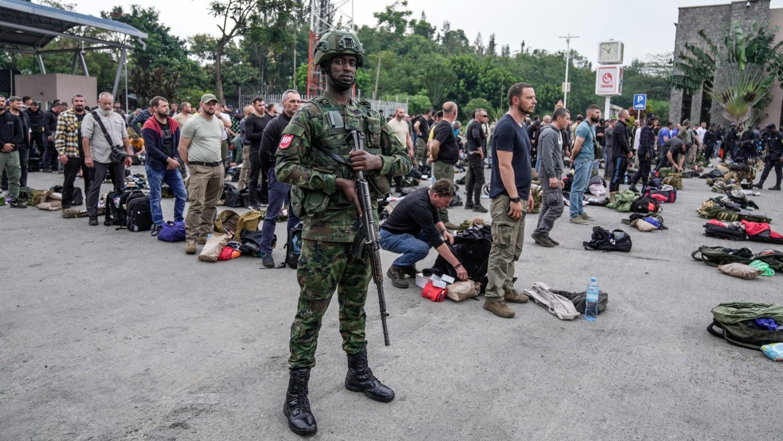 Imagini Dezolante Cu Cei 280 De Mercenari Români Care S-au Predat ...