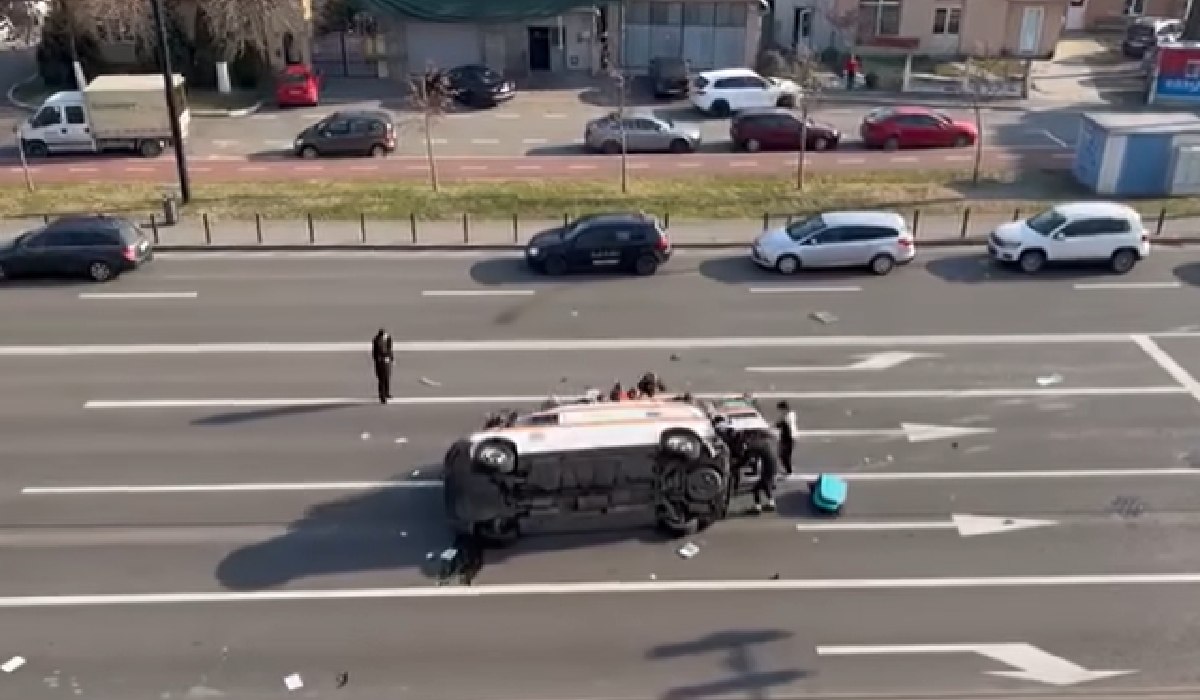 O Ambulanță Care S-a Răsturnat în Oradea A Fost Repusă Pe Roți De ...
