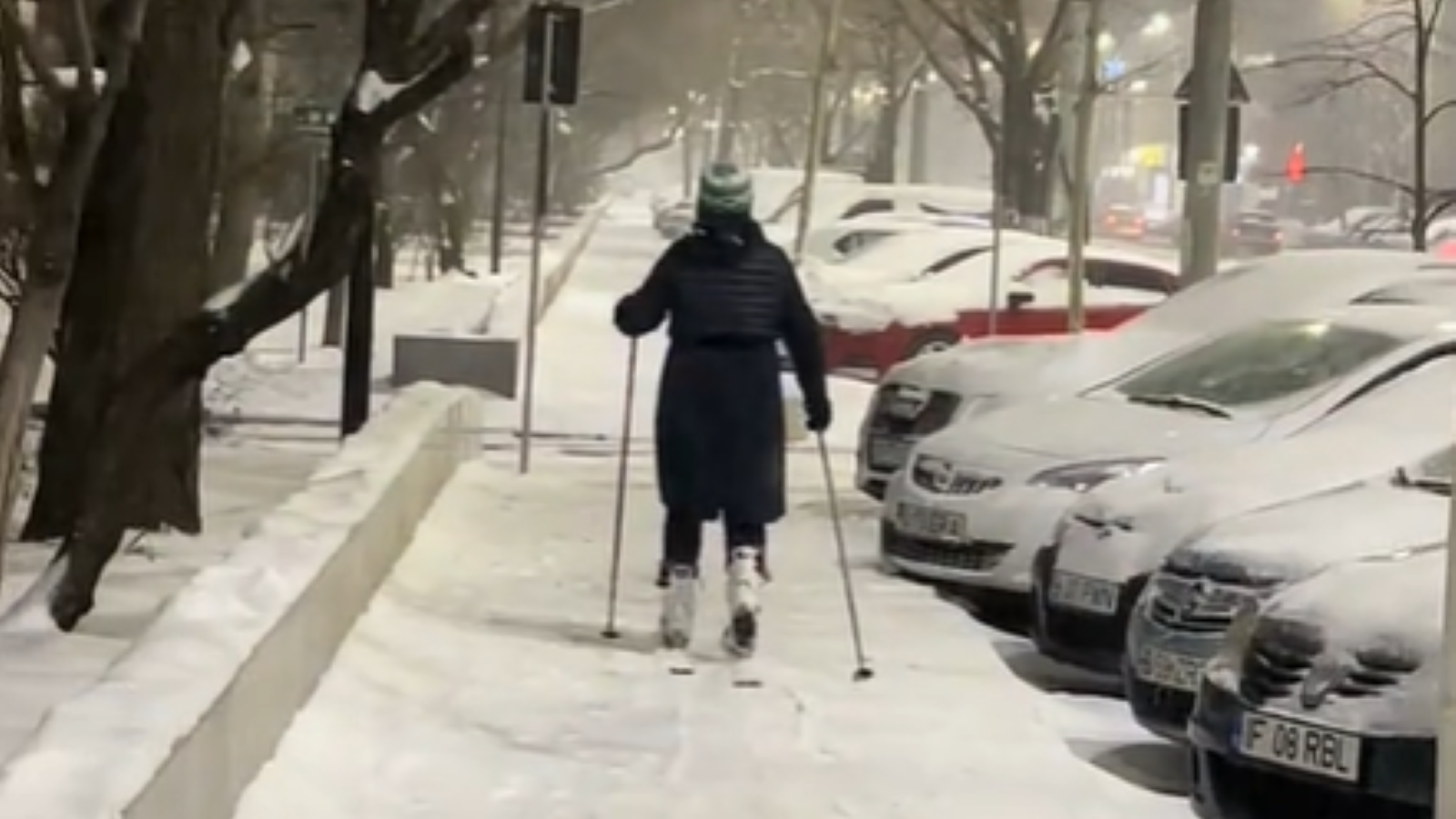 Cum a profitat o femeie din București de zăpada depusă pe trotuar