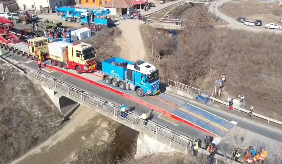 Transport agabaritic record pe podul din Conop, Arad