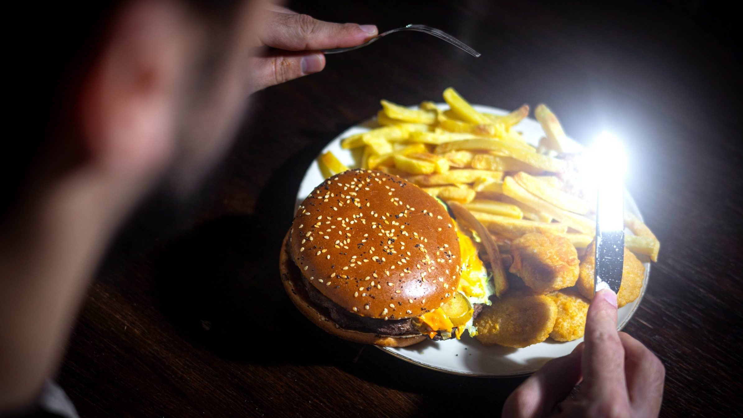 Burger cu sau fără cartofi prăjiți, ce este mai „sănătos”