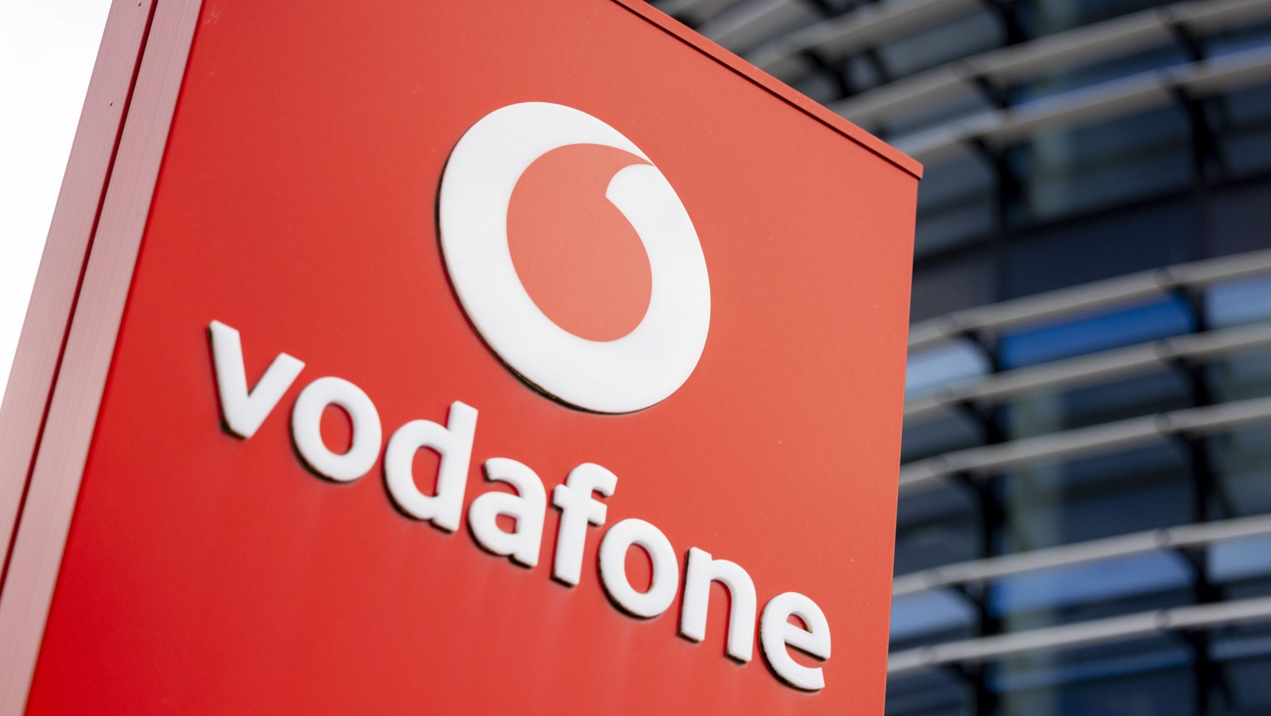 Vodafone scumpește abonamentele clienților români. Cu cât vor fi ...