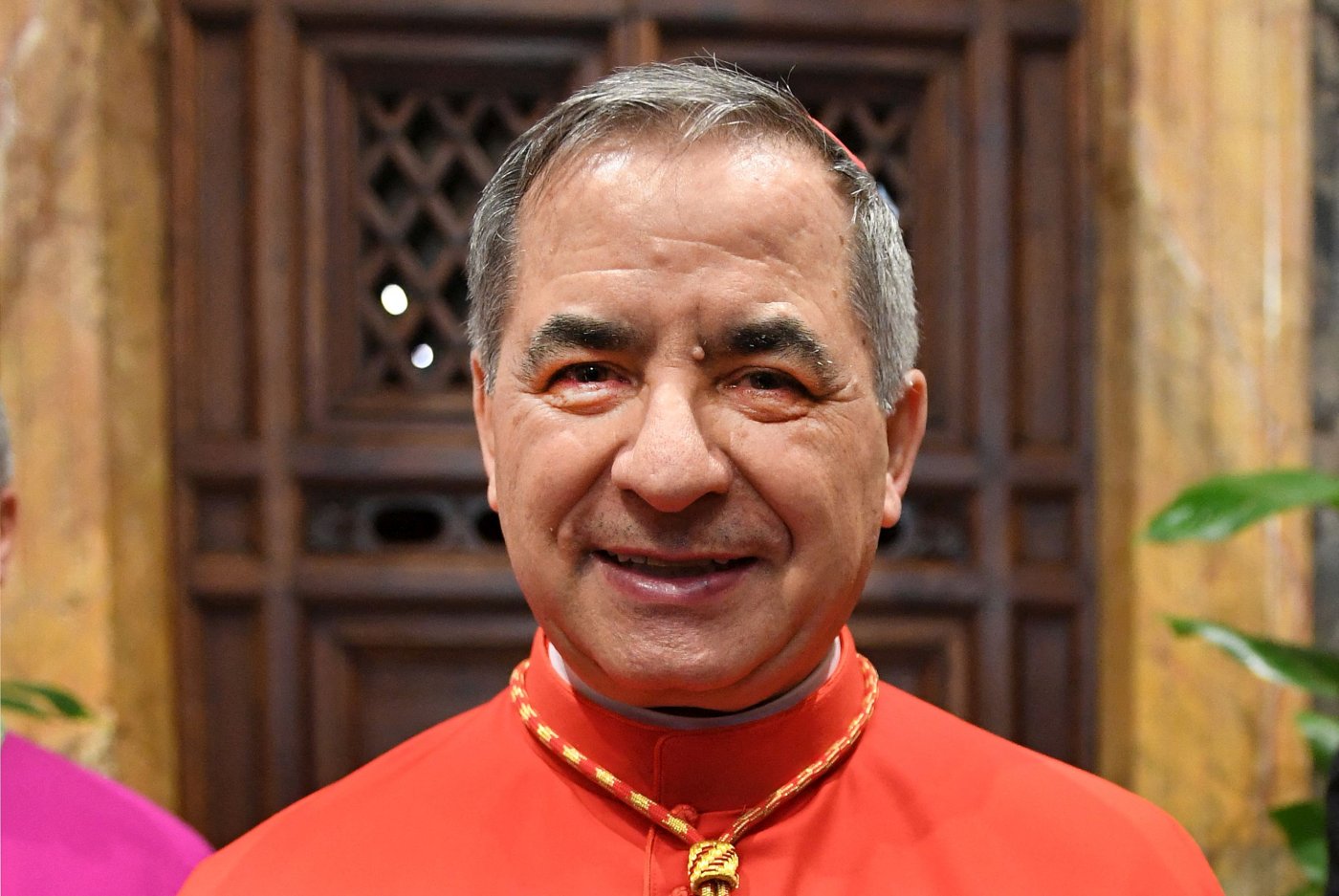 Un cardinal condamnat la închisoare vrea să facă parte din conclavul ...