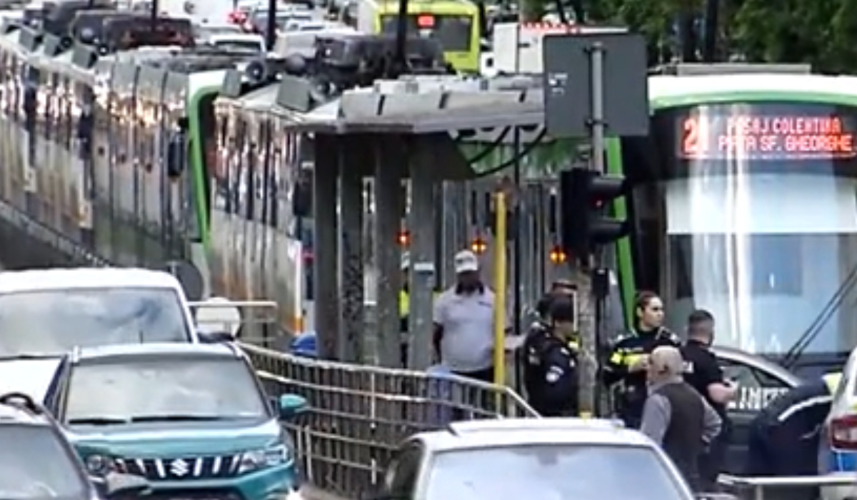 O mașină de Poliție aflată în misiune a lovit un adolescent pe trecerea de pietoni din București