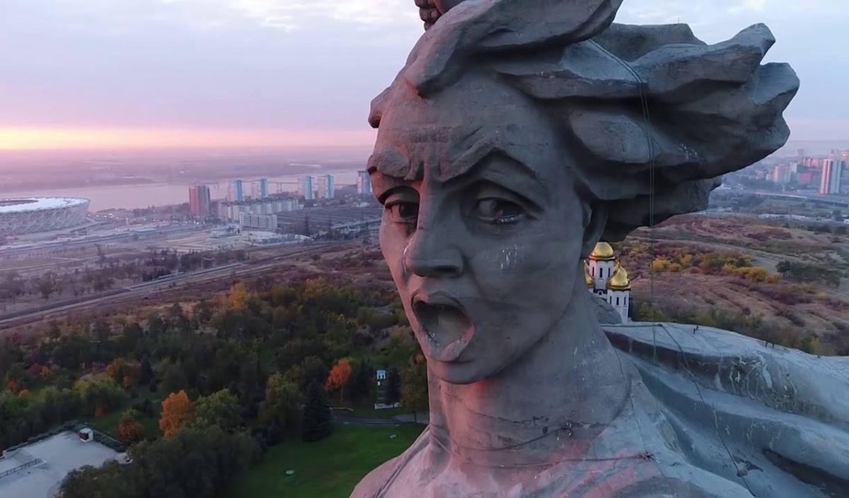 Un cadavru a fost găsit în capul celei mai înalte statui din Rusia ...