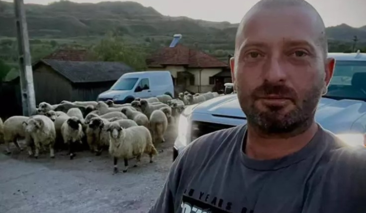 Imagini cu casa lui Cheloo din Breaza. S-a mutat la țară și nu se ...