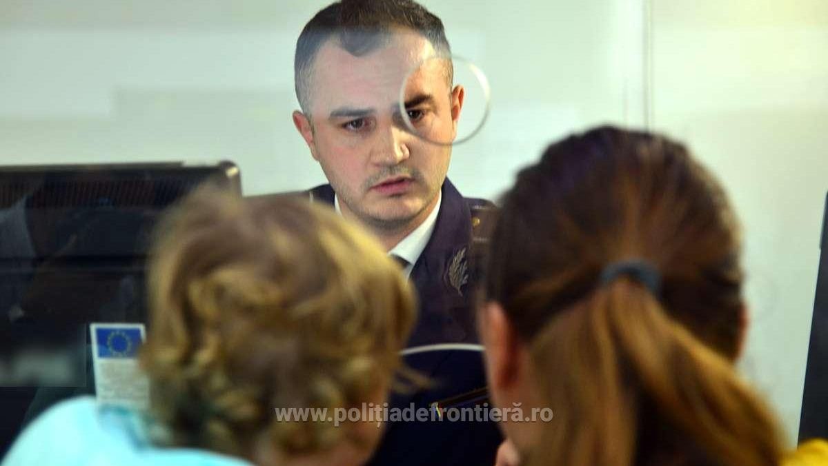 O femeie a zburat de la New York în România cu trei copii între 4 și 12 ...