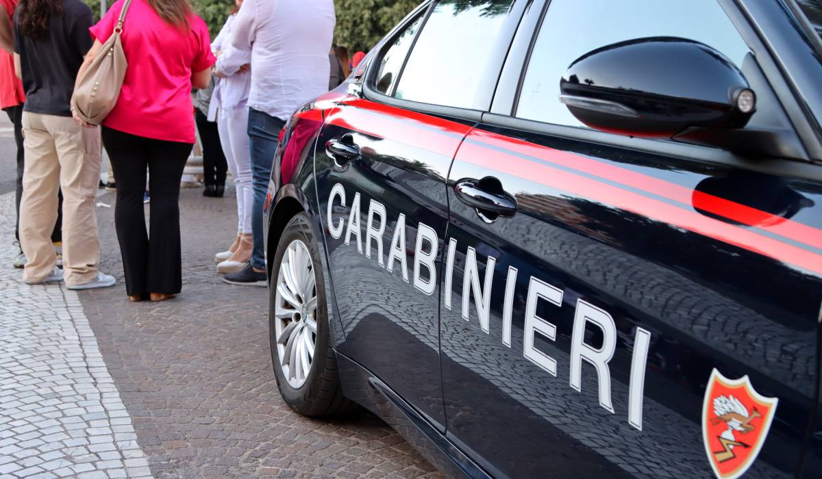 Cum au descoperit carabinierii un întreg arsenal în casa unei ...