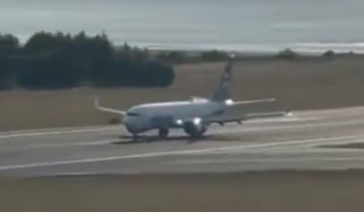 Un videoclip surprinde momentul în care un avion Alaska Airlines a ...