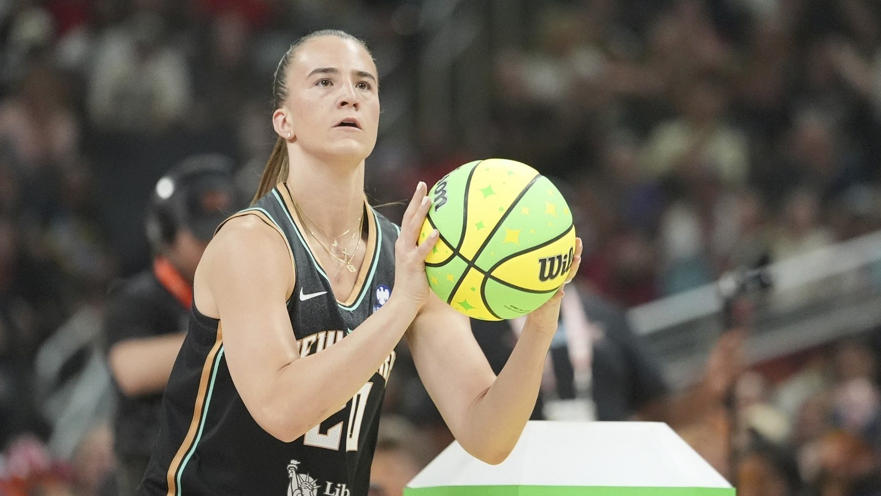 Sabrina Ionescu, victorioasă în concursul de aruncări de 3 puncte în ...